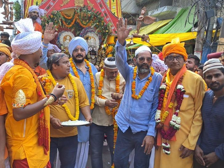 Muslims welcomed, showered flowers, presented example of Ganga-Jamuni ...