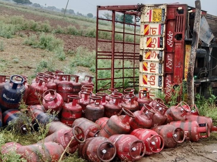 Gas leakage from several cylinders, accident due to bad road | जालौन ...