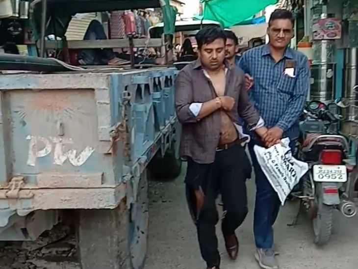 Angry mob thrashed the accused, handed him over to the police ...