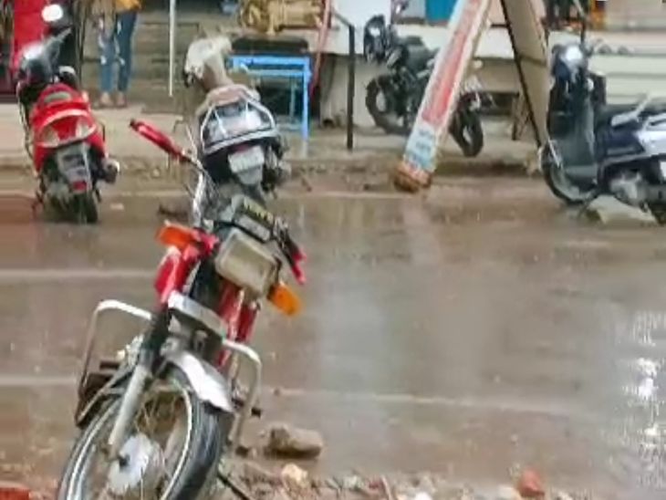 Pre-monsoon drizzle and heavy rain were seen in the city, the ...