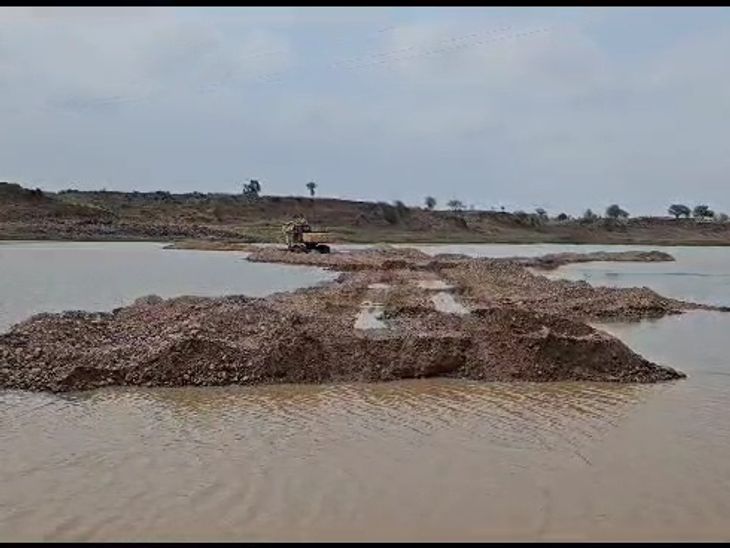 Illegal sand mining operation, 2 LNT and 7 dumpers seized | केन नदी में ...