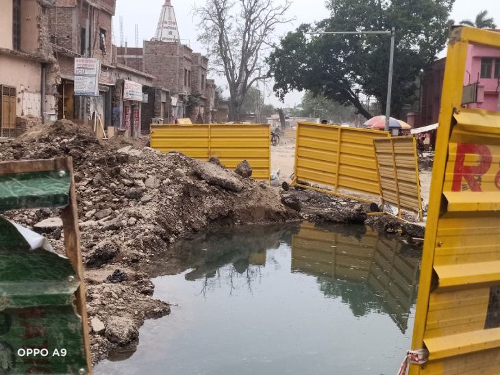 Arbitrary construction work increased the difficulties of passers by ...