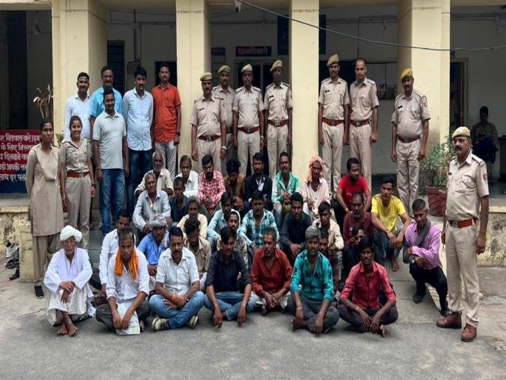 Sagwara police took action under Operation Vajra Prahar | 32 फरार ...