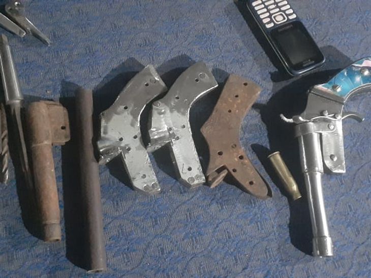 Godda's youth arrested, semi-made parts of weapons recovered along with ...