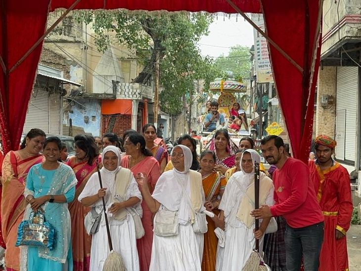 Three sadhvis sitting in Rajendra Upashray located in Juni Kasera ...