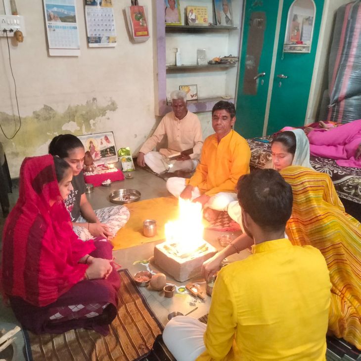 Gayatri family performed Havan in 35 houses at the same time | गायत्री ...