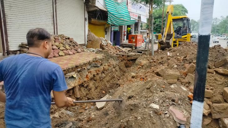 Work started to connect drain on Sanchi road