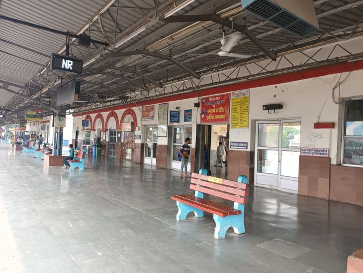 More than ten trains arrived late, the passengers remained restless at ...