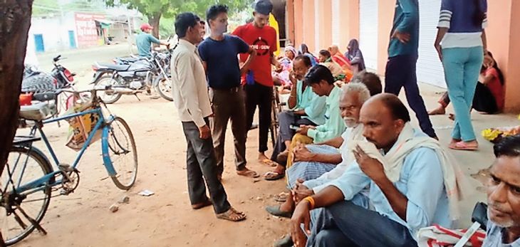 Ration not received even till the last week of the month | लोग परेशान ...