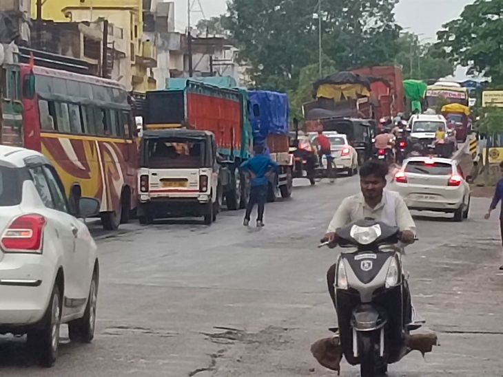 Truck broke down on ROB, jam from Mahavir Chowk to Chikhli | आरओबी पर ...