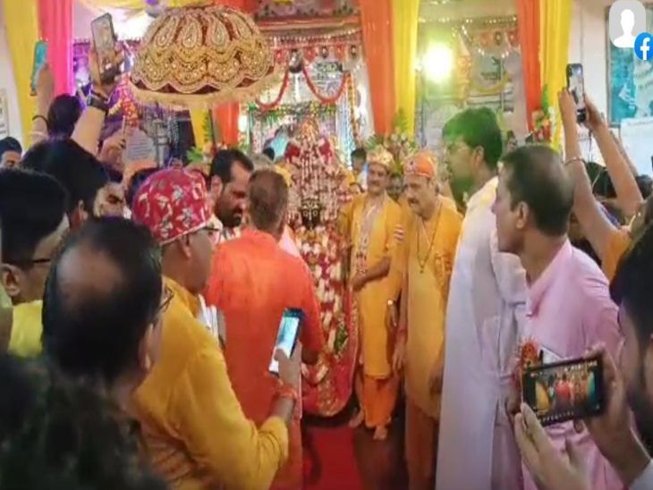 Thousands of devotees gathered in the marriage procession when he went ...