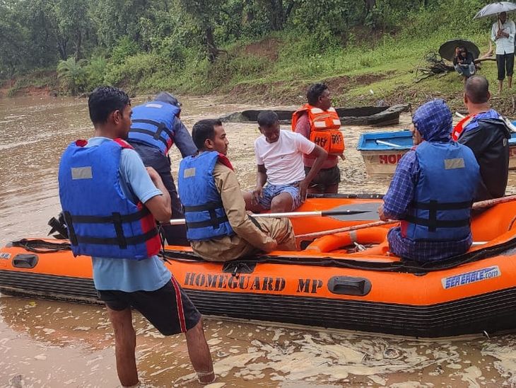 Home Guard and SDERF team did rescue from Bagh river | 36 घंटे बाद मिला ...
