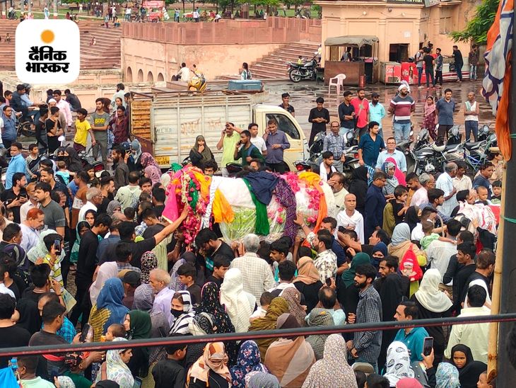 People arrived in large numbers, mourned with moist eyes and paid ...