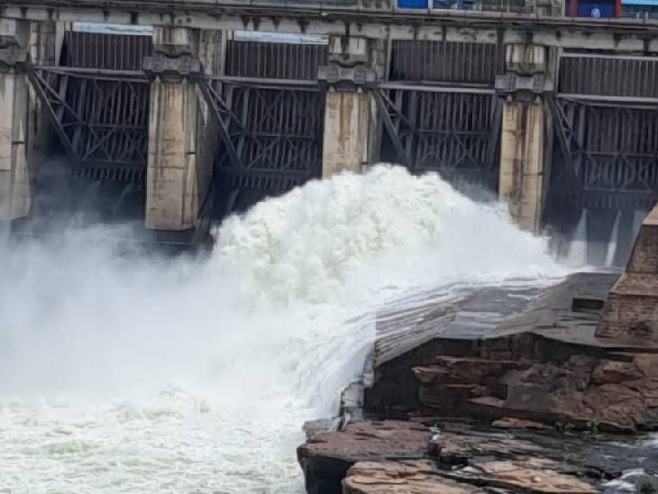 3700 cusec water drainage by opening three feet gate, rain alert | कोटा ...