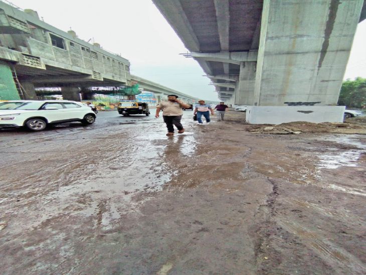 Digging in the Rain, on Debris Road; Result – gift of mud to the city ...