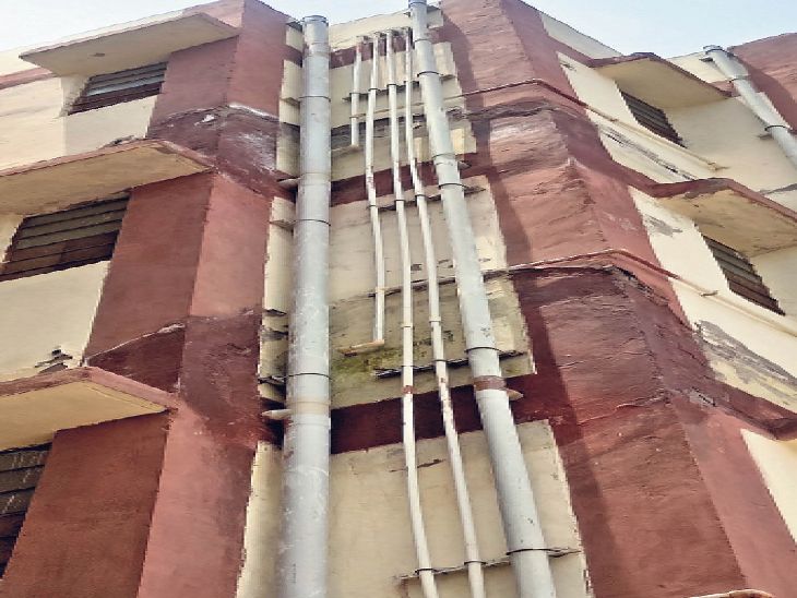 Cracks in roofs and rooms, sewer line also jammed | 1064 फ्लैट्स में ...