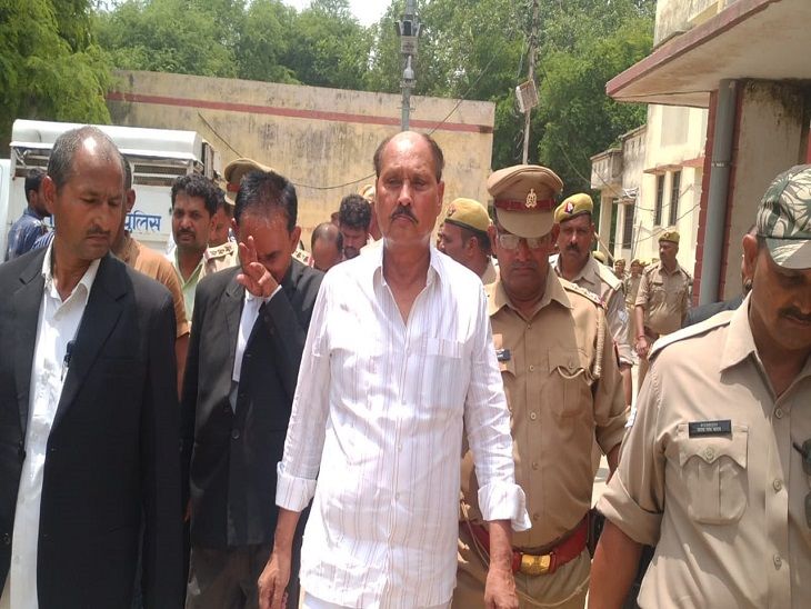 Azamgarh SP's Bahubali MLA Ramakant produced | आजमगढ़ कोर्ट में बाहुबली ...