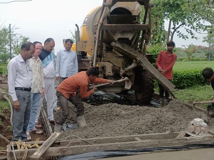 One kilometer road being built on Rain Basera Marg with 20 lakhs ...