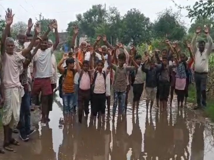Villagers protest, raise slogans against PWD officials
