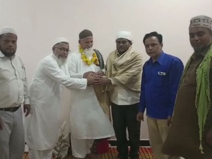 Madhya Pradesh Urdu Academy honored the poet Shaur Aashna of Burhanpur ...
