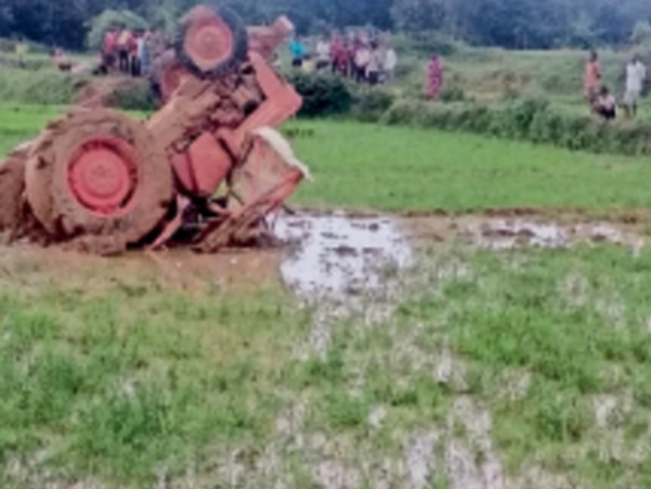 The tractor overturned while puddling the paddy field, the driver died ...
