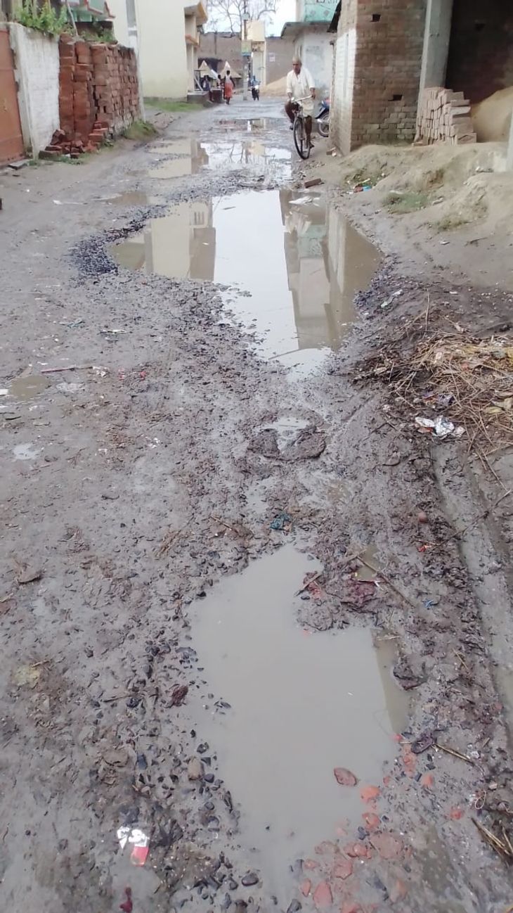 From the labor room of Darauli Hospital, knee-deep water, treatment and ...