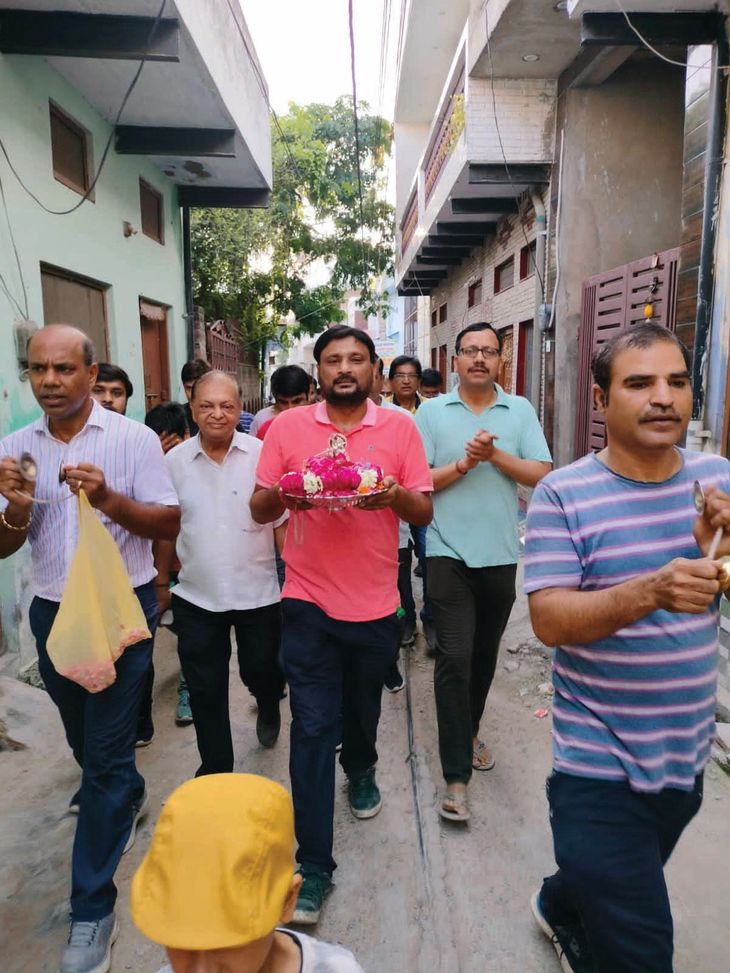 Prabhat Pheri: While chanting the name of Radha, circumambulated on the ...