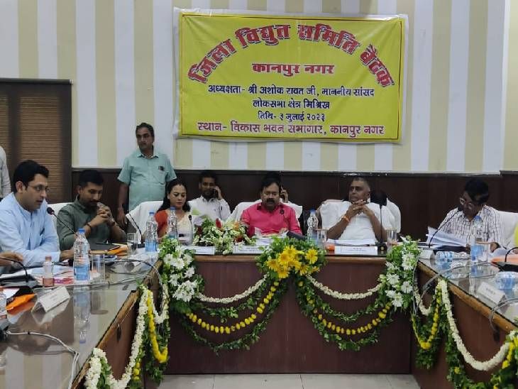 In the meeting held at Vikas Bhawan, the MP said that the meeting has been made a joke, Kanpur ...
