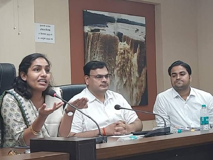 Review of TL letters and cases of CM Helpline in Mohan Auditorium of ...