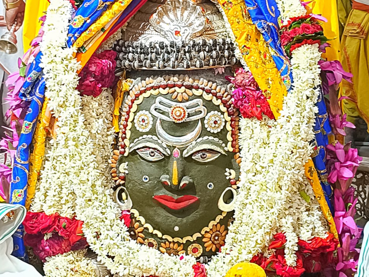 Shringar in the form of a king by offering fragrant flowers with silver ...