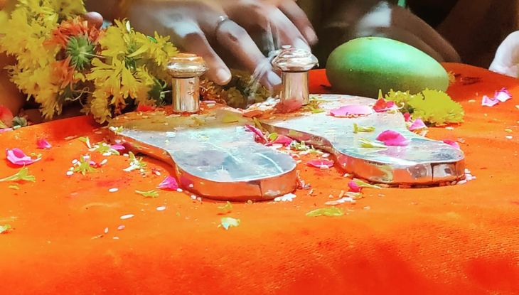 Line of faith worshiping Paduka on Pitambara Peeth | पीतांबरा पीठ पर ...