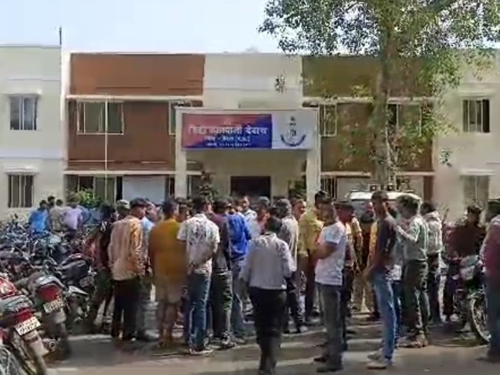 Corporation employee and inspector reached Kotwali police station ...