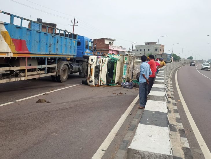 Many animals were injured; Accident due to tire burst | नरवल में हाईवे ...