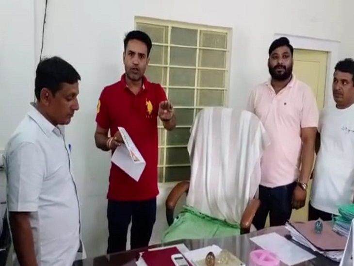 Angry people went to the water supply department to give memorandum, no ...