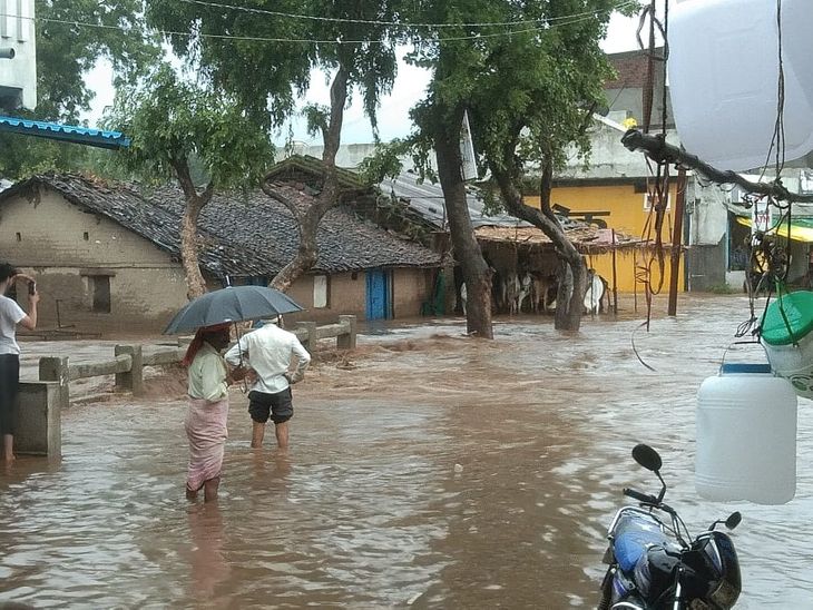 River drain overflowing, water entered house, shop and bank in Dhanora ...