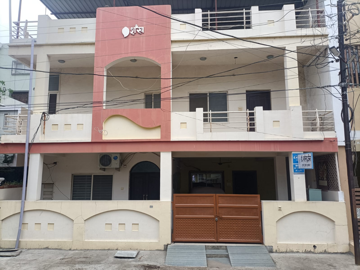 Dr. Jain in Banaras with his son and elderly Binwani in daughter's ...