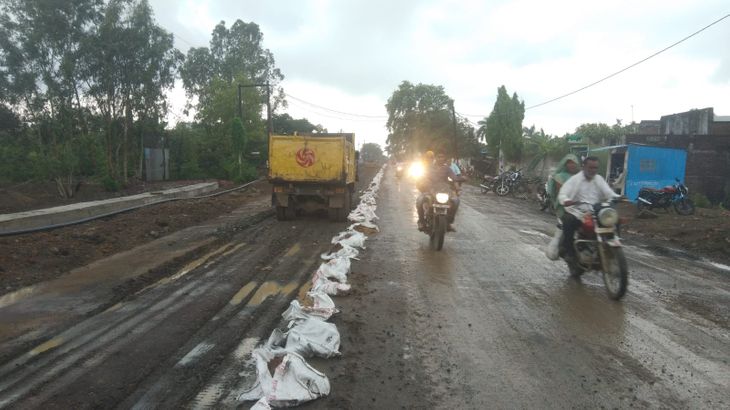 Due to road construction in rain, risky journey from mud on Khimlasa ...