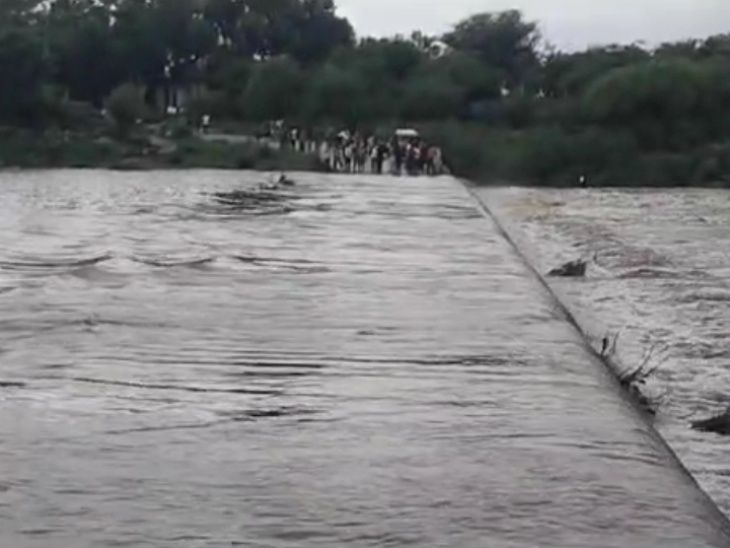 Water came in Sukdi river, nearby villagers came to see | शिवगंज में ...