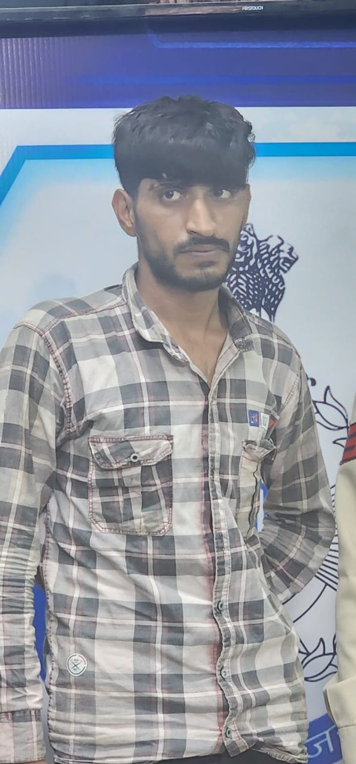 Caught a young man carrying 2 kg 340 grams of Dodachura in a bag at 3 o ...