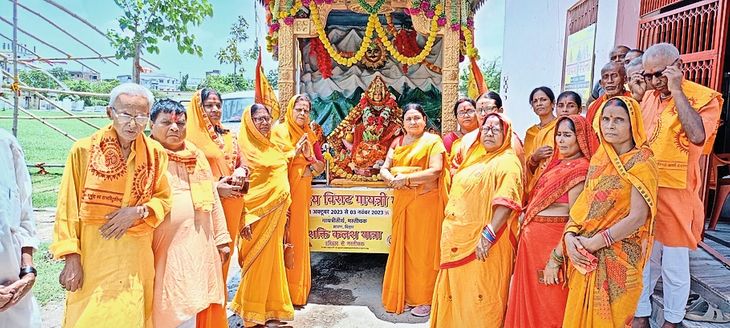 The Chariot of Gayatri Shakti Peeth, which started from Chhapra, was ...