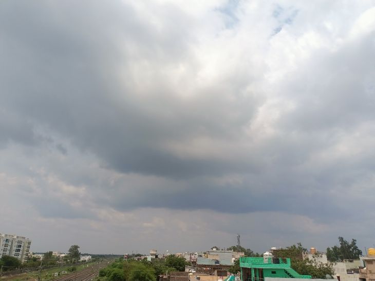 Light rain is falling, the weather is cold, | विदिशा में छाए बादल: गिर ...