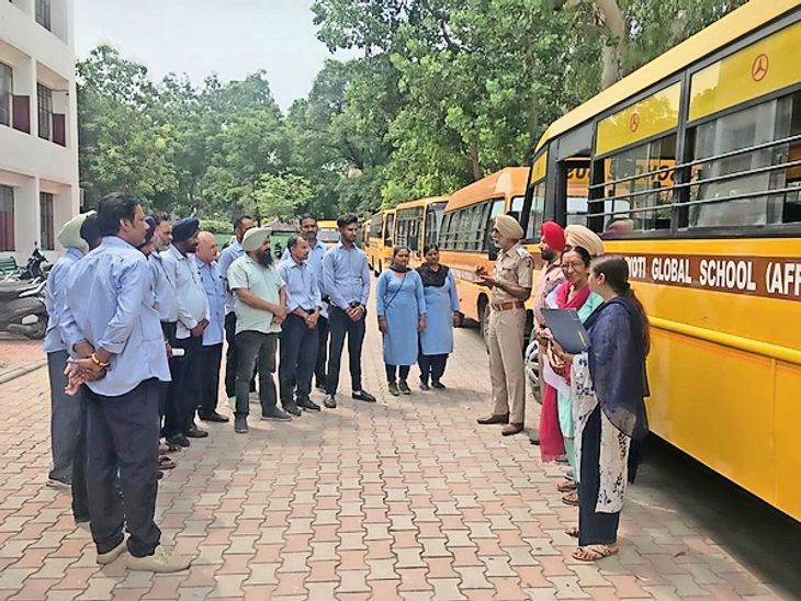 Checking of school buses, challan of 2 was cut | स्कूल बसों की चेकिंग ...