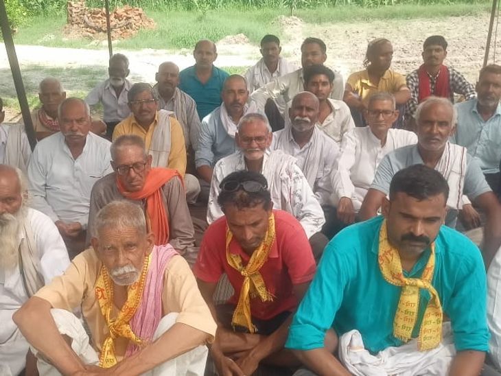 Demonstration continues for reconstruction of Hathras-Jalesar road ...