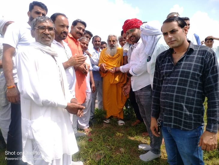 Haridas Ji Maharaj laid the foundation stone of the sanctioned road in ...