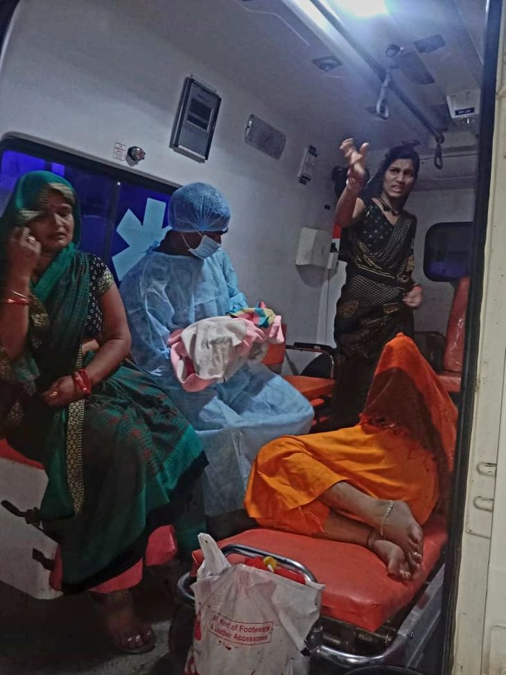 Woman gave birth to a newborn in 108 ambulance | 108 एंबुलेंस में महिला ...