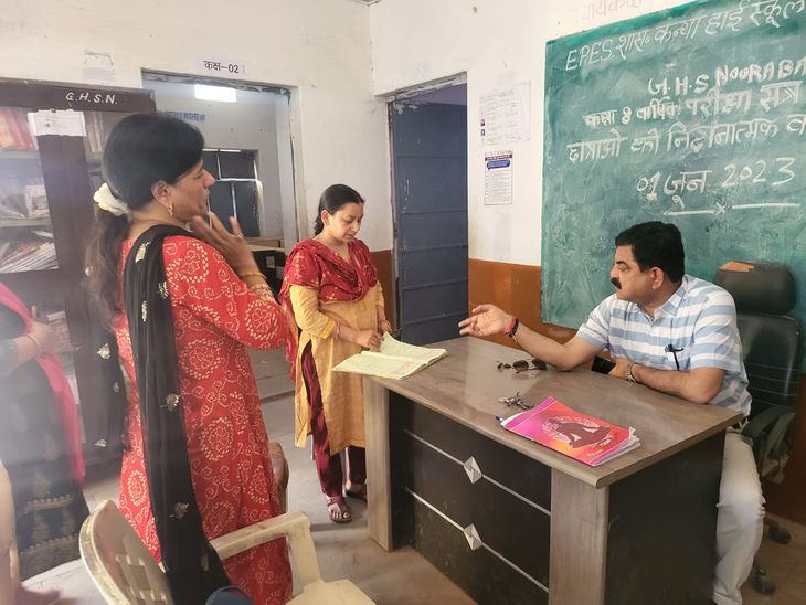 Teachers disappearing by keeping advance application in the register ...