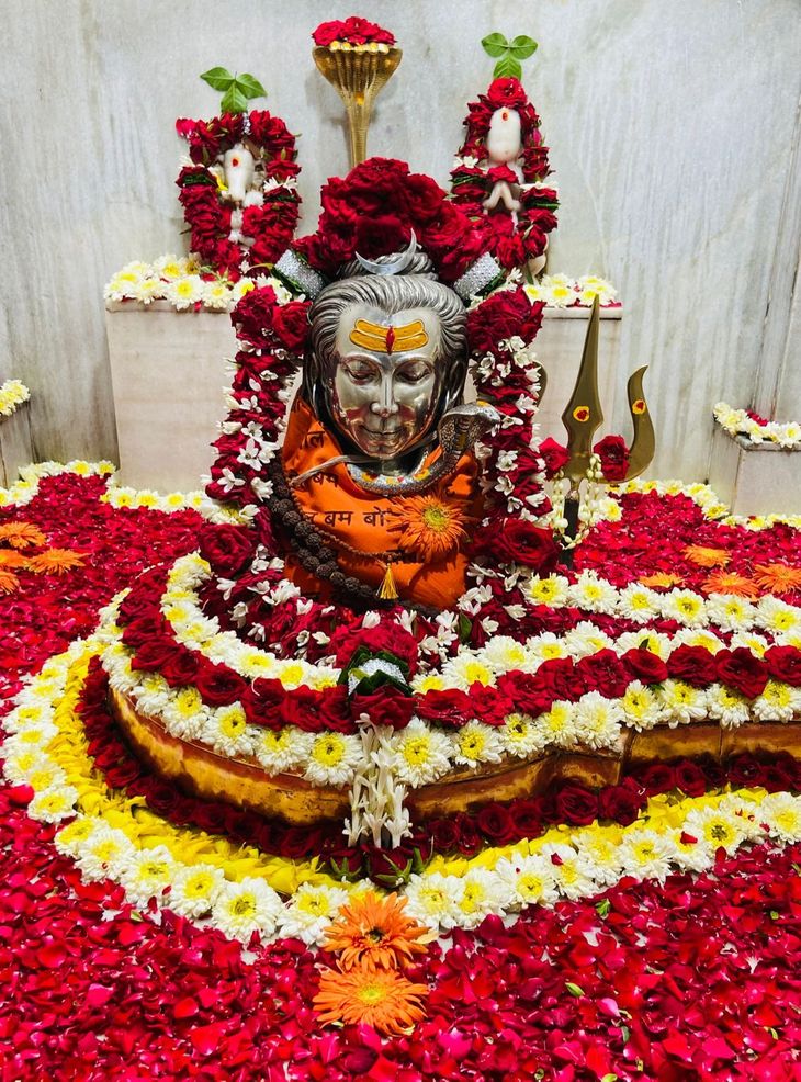 First Monday of Sawan: 100 meter long line started offering water to Rudreshwar Mahadev, Bhole ...