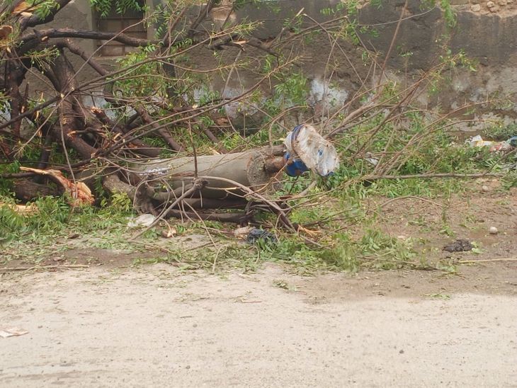 Air valve pipe fell on Narena Road, thousands of liters of water flowed