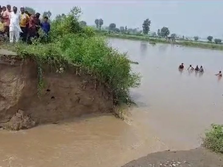 Water entered the village, hundreds of bighas of crops submerged, water ...