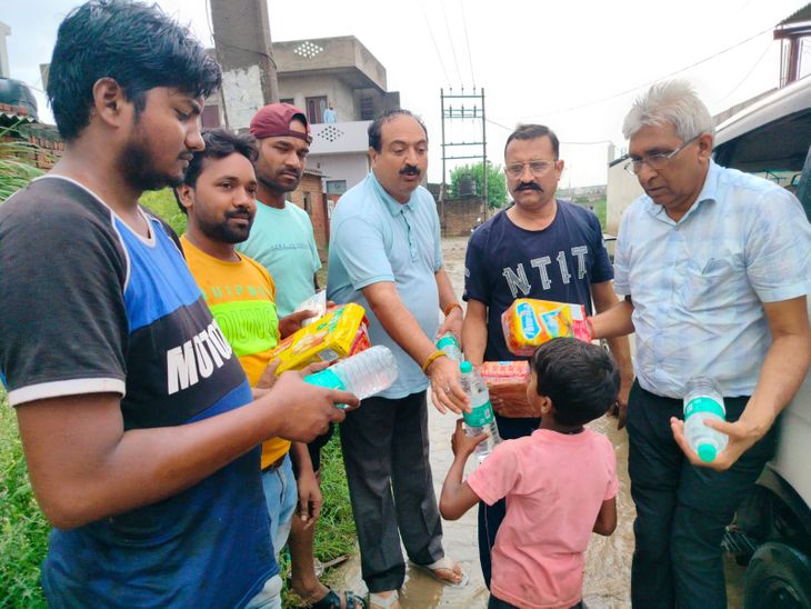 Distributed food packets to flood affected families | बाढ़ पीड़ित ...